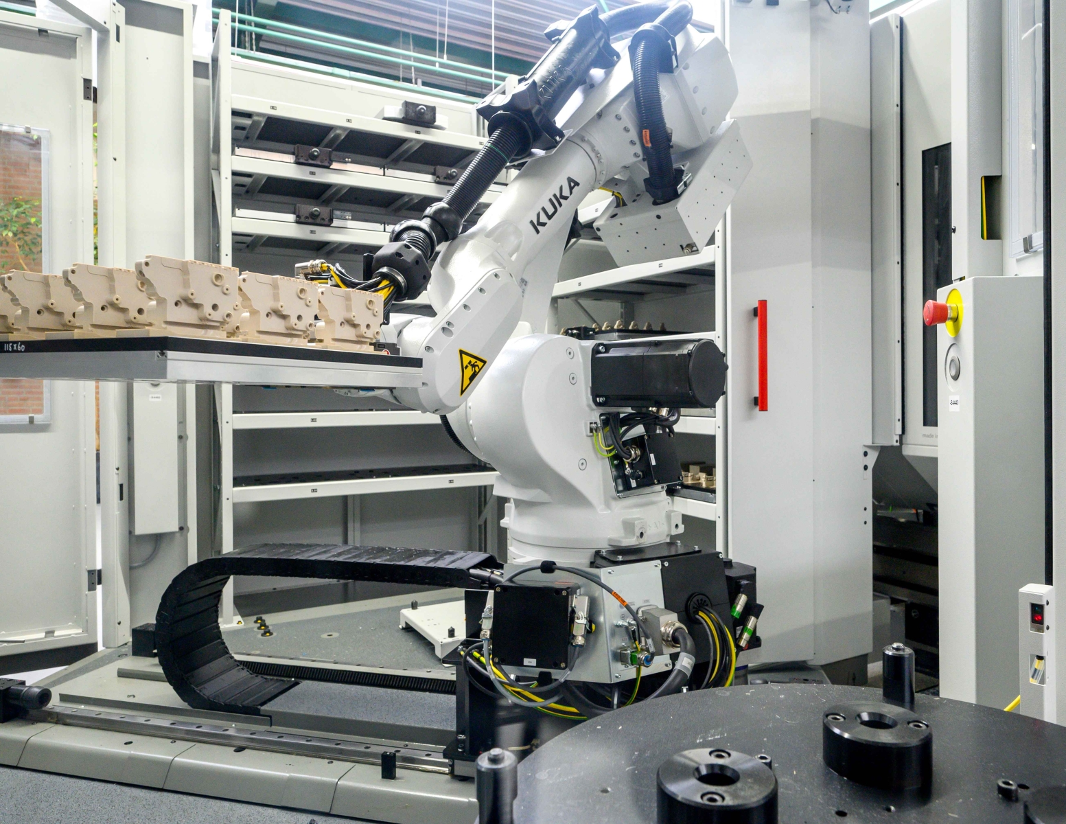 Moderner Maschinenpark für präzise CNC-Kunststoffteile